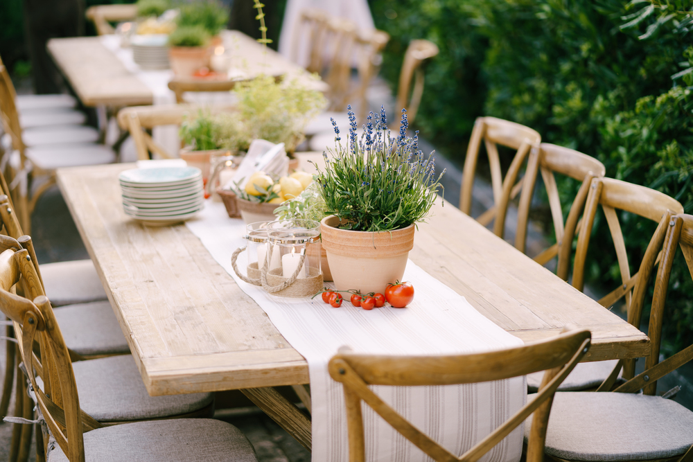18 creative table centerpieces using only household items