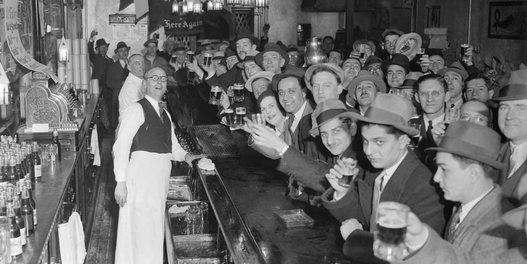30 vintage bar photos of people simply enjoying life
