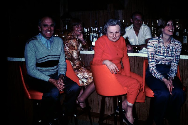 30 vintage bar photos of people simply enjoying life