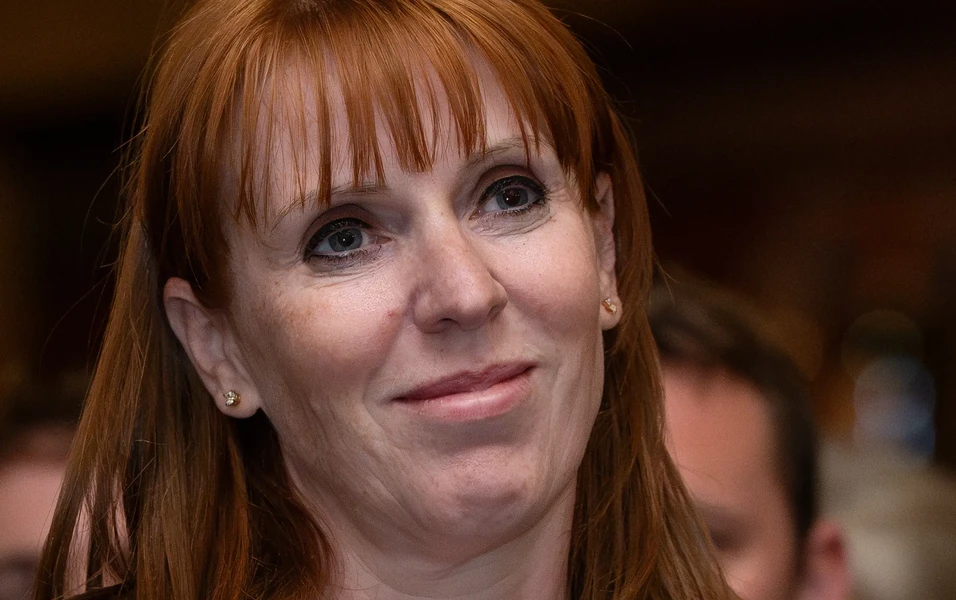 Starmer offers Rayner cabinet return amid leadership threat