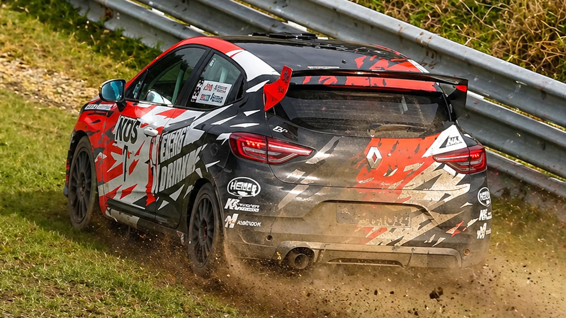 A perda de aderência leva o carro para a grama, mas o motorista salva
