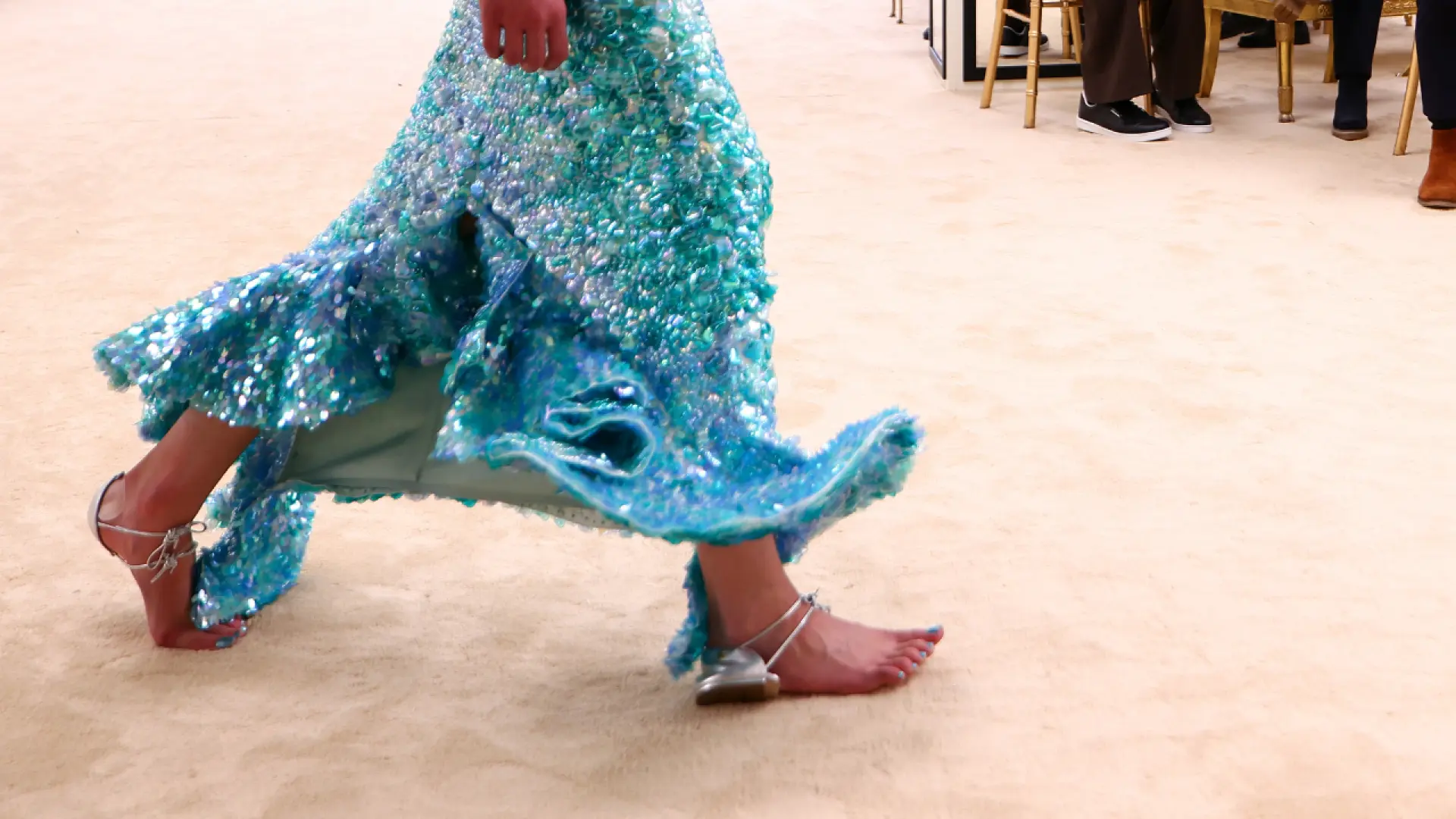 ¿Te pondrías unas sandalias que solo cubren el talón? Esta es una de ...