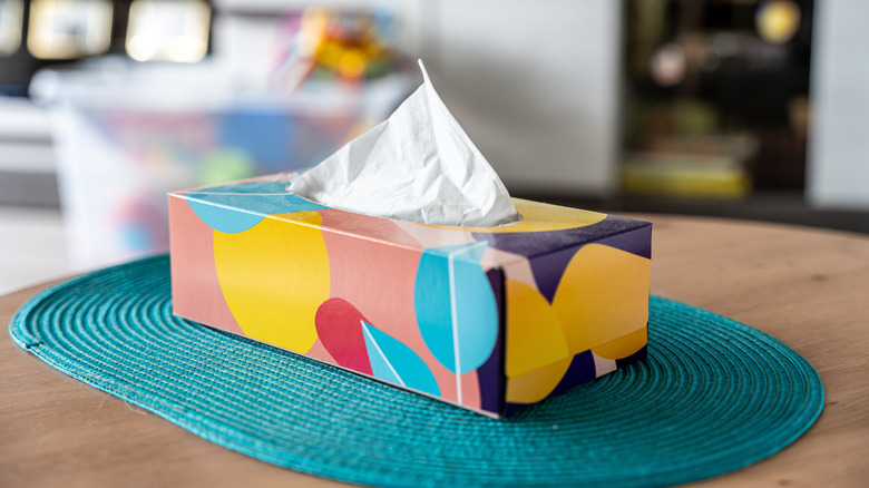 Use simple tissue paper to DIY flower lanterns that look so elegant