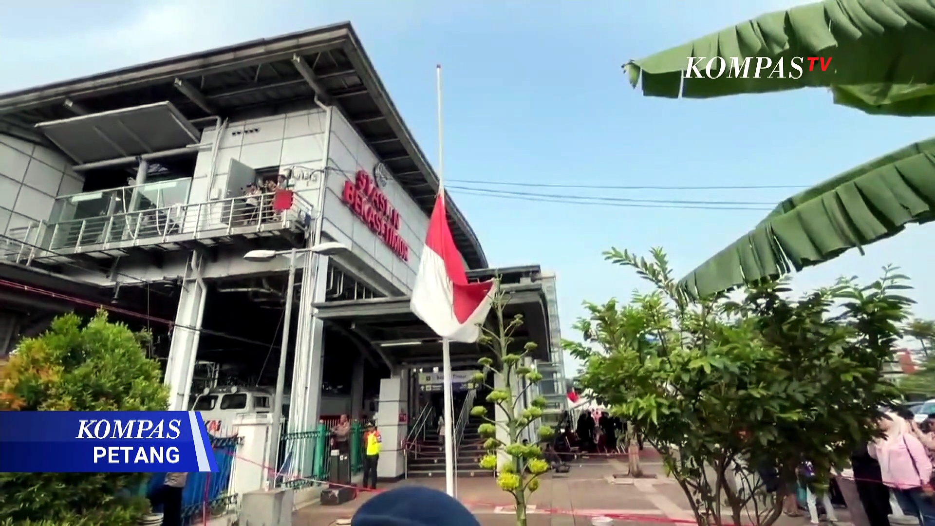 Suasana duka di Stasiun Bekasi Timur, bendera setengah tiang dikibarkan ...
