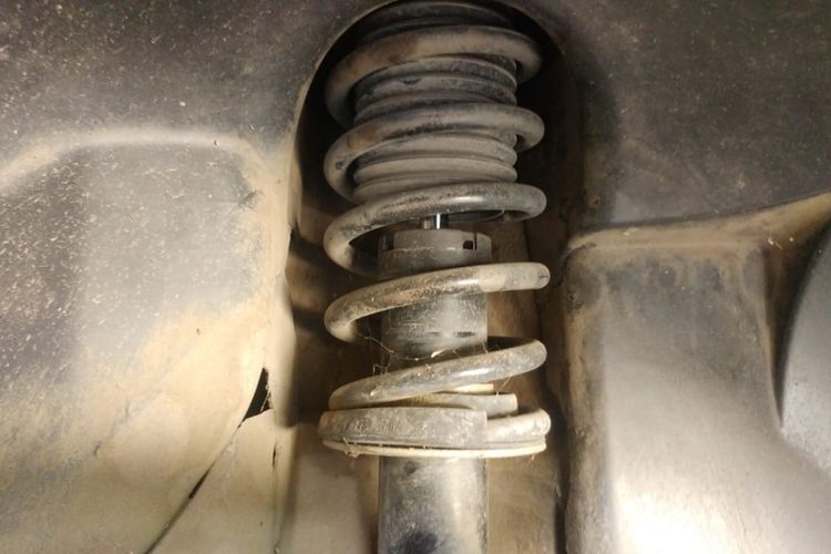 Ini sebabnya ganti sokbreker depan di mobil bekas harus sepasang