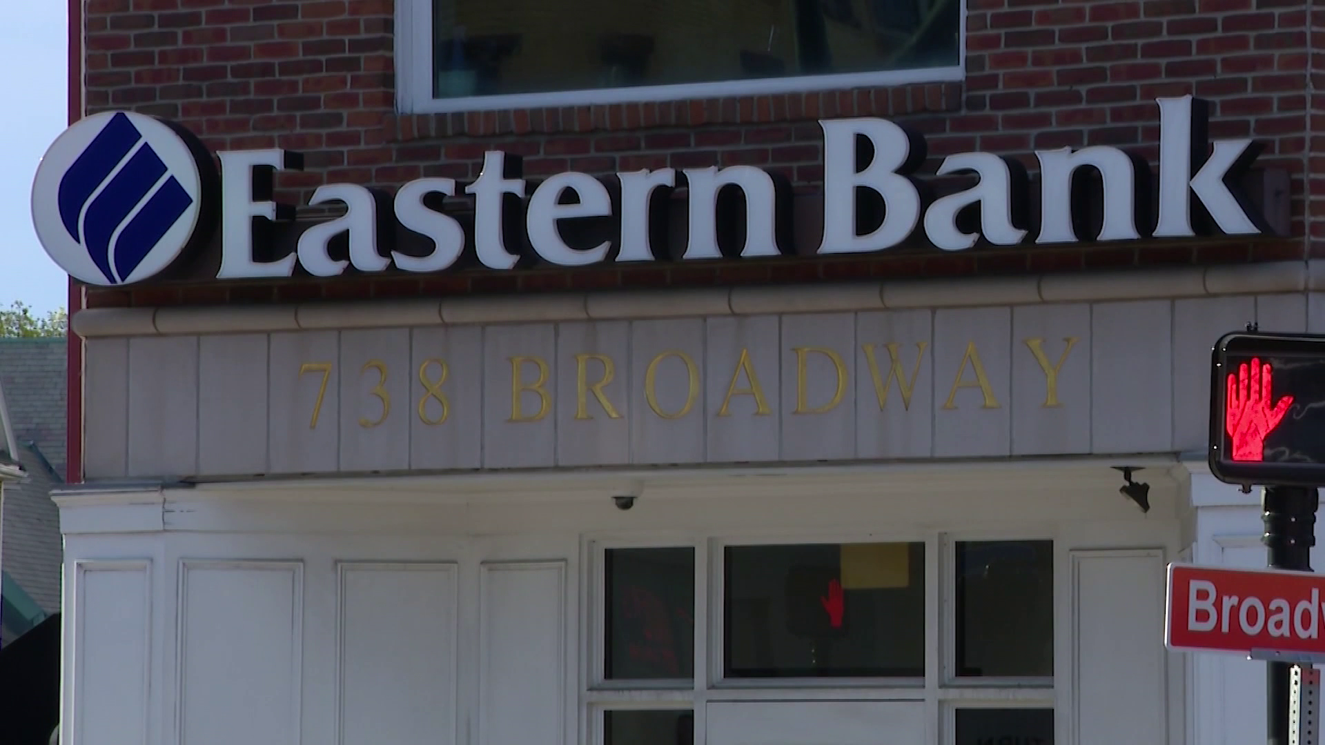 Two charged in Everett bank robbery, prosecutors say BB gun was used