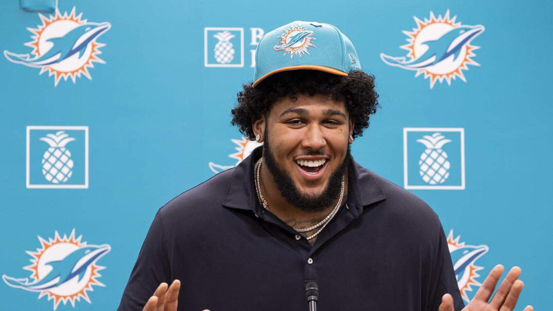 Dolphins sign first-round OL Kadyn Proctor