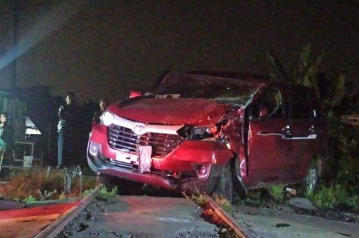 Sering dikira ulah medan magnet, ini lho biang kerok mobil mogok di rel