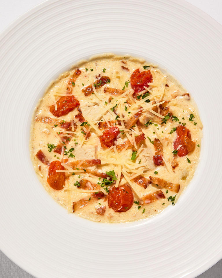 Turkey chowder with bacon and tomatoes