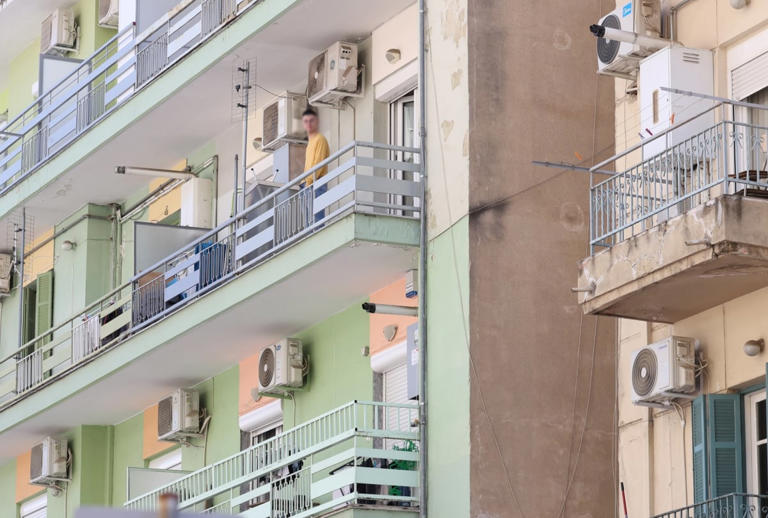 Έφοδος της αστυνομίας στο διαμέρισμα του 20χρονου που πετούσε ...