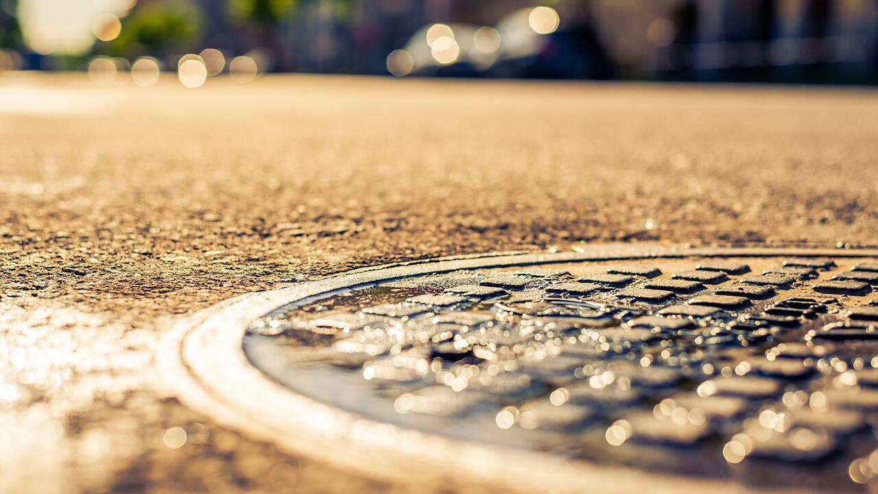 Water main break causes traffic delays on Vine Street
