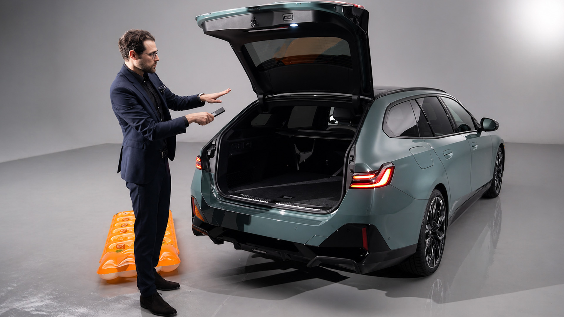How spacious is the trunk of the BMW 5 Series Touring G61 when opened?
