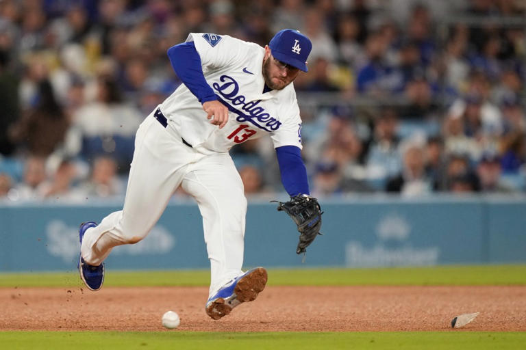 Dave Roberts bemoans rare off-night from Dodgers offense: 'We have to ...