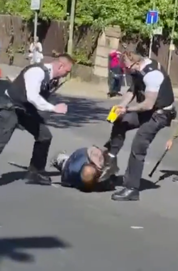 Moment brave police kick Golders Green stabbings suspect in head ...
