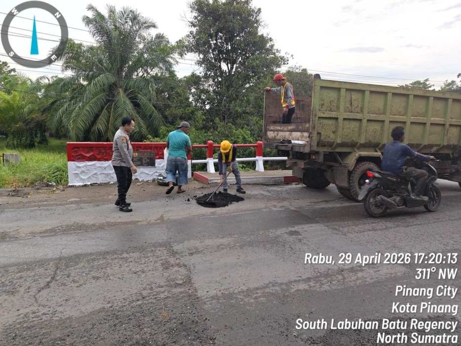 Polsek Kotapinang turun dalam perbaikan jembatan Titi Kembar