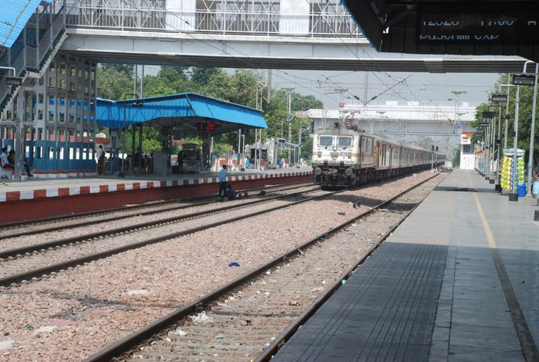 Woman falls on platform while alighting from moving train in ...