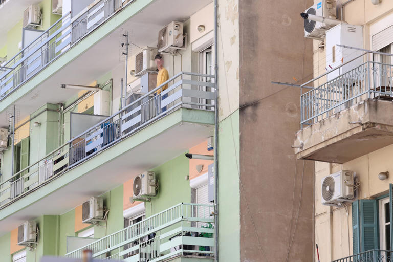 Θεσσαλονίκη: Απομακρύνθηκε ο 20χρονος που ζητούσε βοήθεια και πετούσε ...