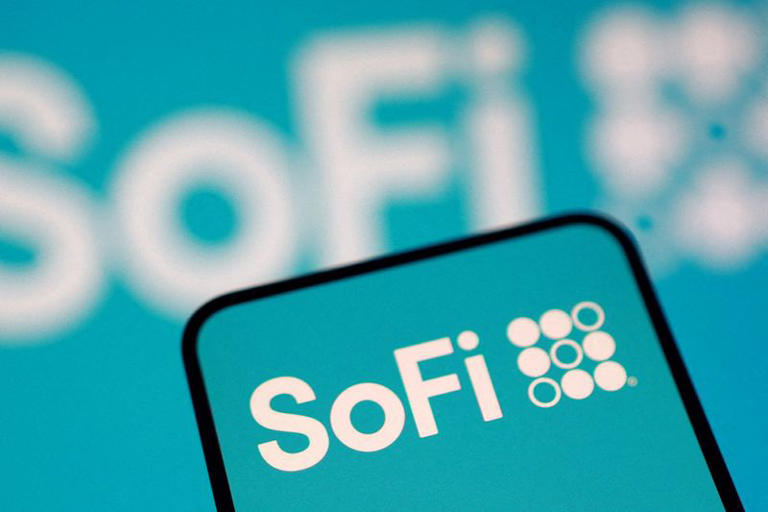 SoFi's unchanged 2026 forecast eclipses record results, shares fall