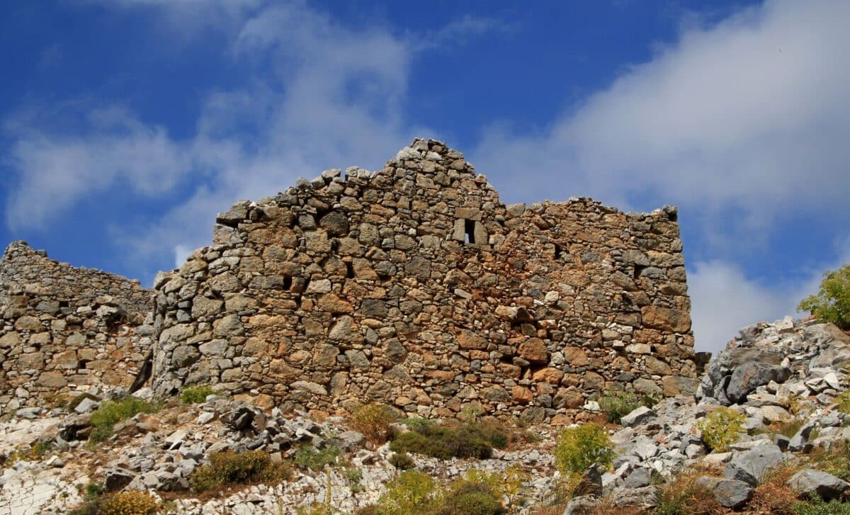 Metal detectorists found a 200-foot strange L-shaped wall, but the real ...