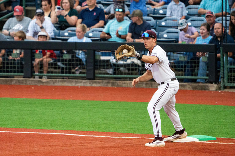 Mississippi State baseball uses 13-run inning to beat Texas A&M in Game 1