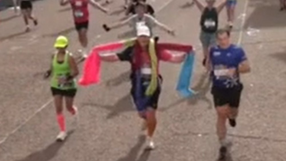 Runner knits a scarf during 42-kilometer race