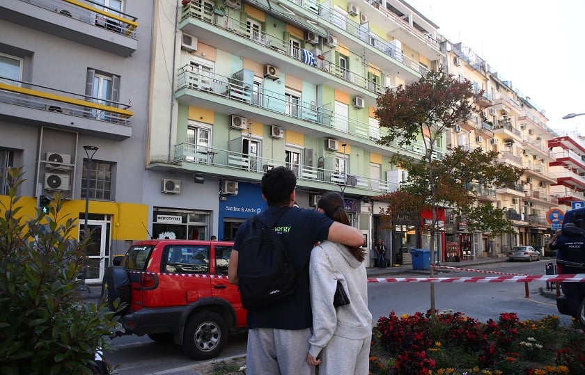 Θεσσαλονίκη: 20χρονος πετούσε αντικείμενα από μπαλκόνι πολυκατοικίας ...
