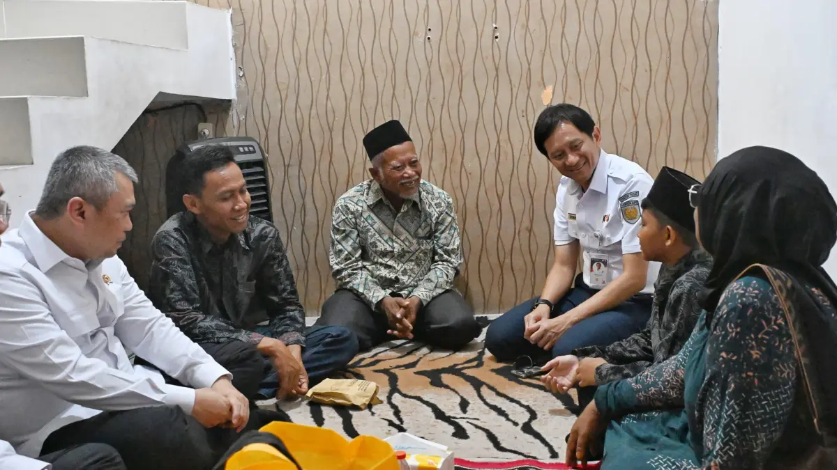 Melayat korban kecelakaan kereta Bekasi: Menhub Dudy pastikan santunan ...