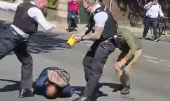 Moment brave police kick Golders Green stabbings suspect in head ...