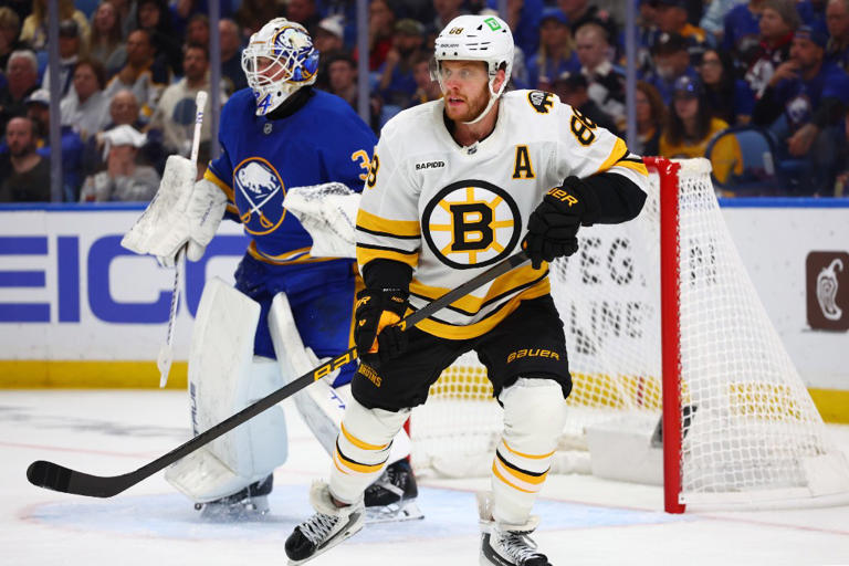 Hockey fans in Buffalo step in, sing 'O Canada' after singer's mic failure