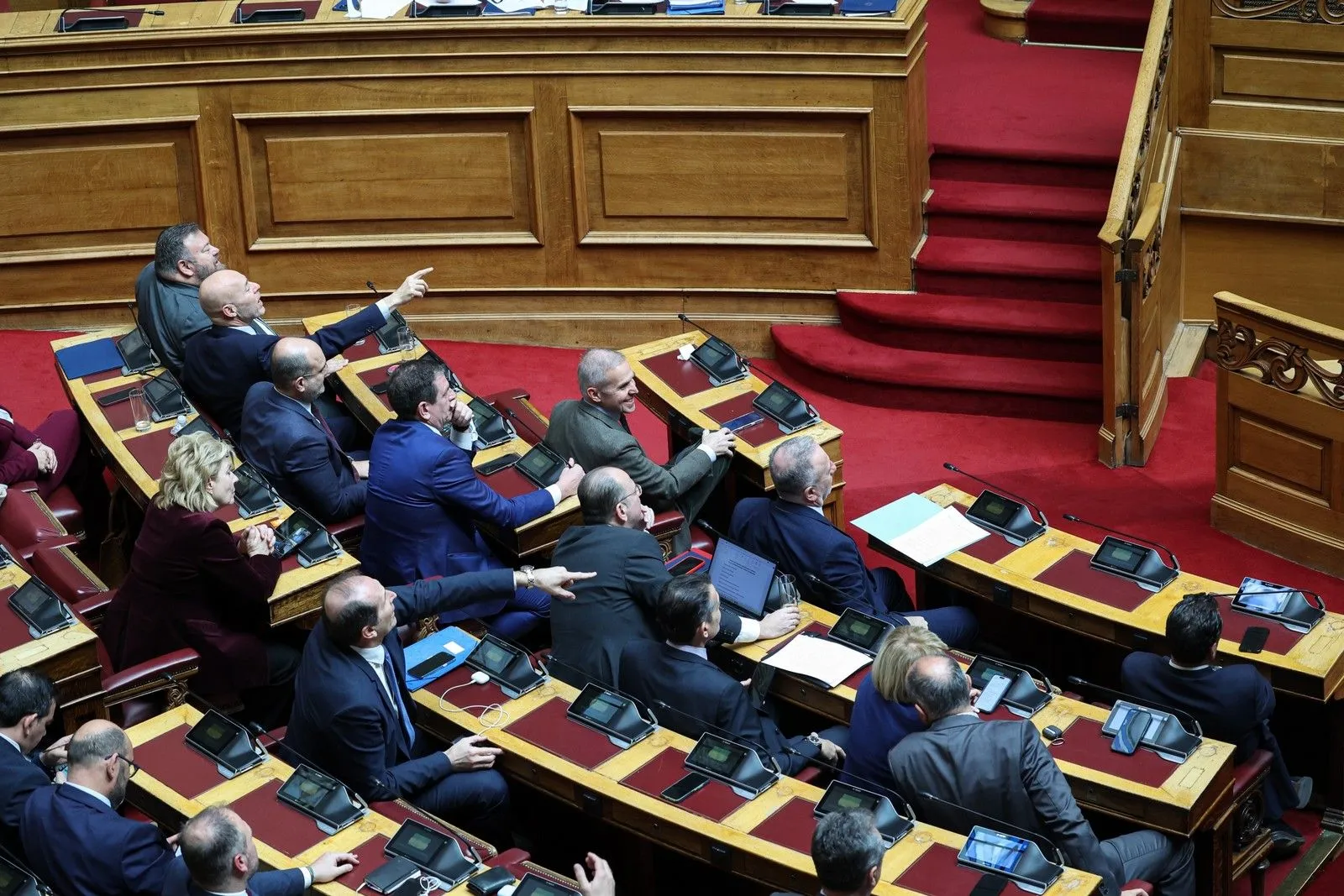 Το επιτελικό κράτος και η σιωπή των βουλευτών