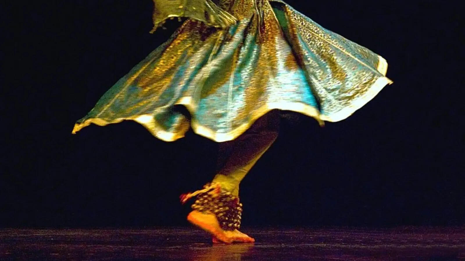 उत्तर प्रदेश महिला आयोग का बड़ा फैसला, यूपी में लड़कियों को डांस सिर्फ ...