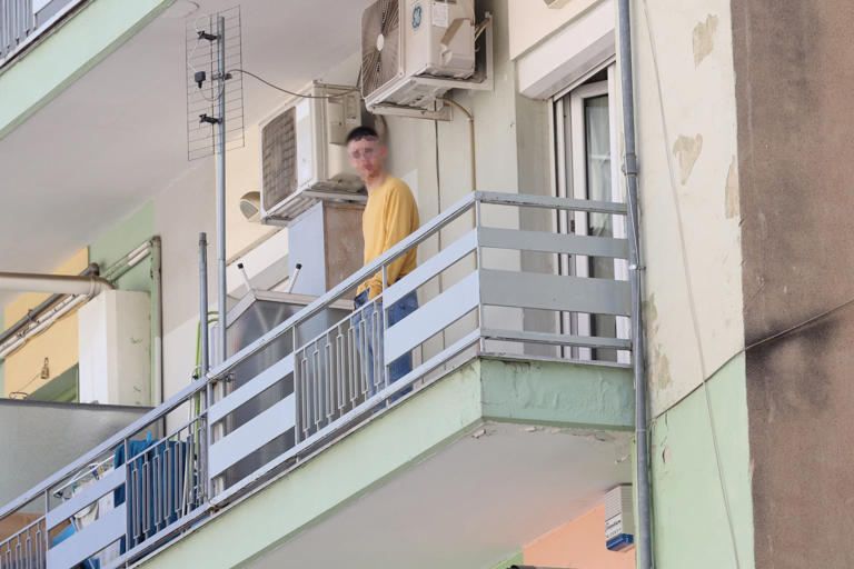 Θεσσαλονίκη: Απομακρύνθηκε ο 20χρονος που ζητούσε βοήθεια και πετούσε ...
