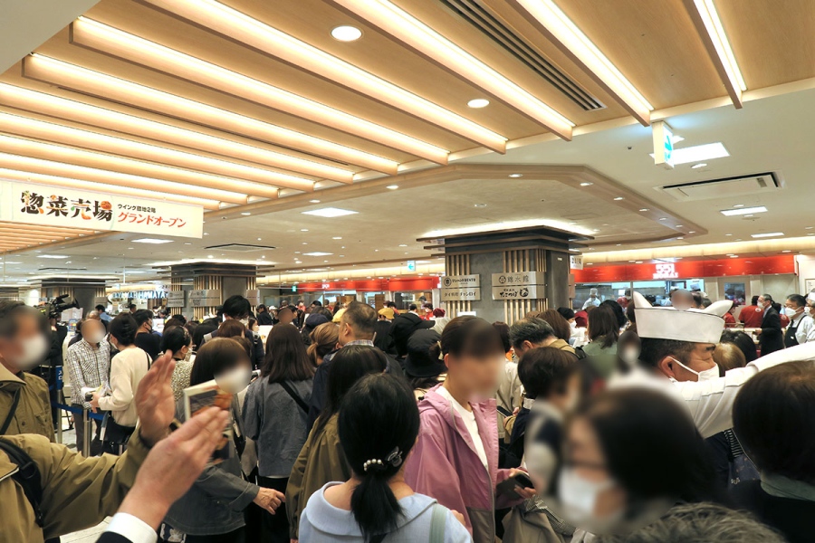 朝から大混雑…あべのハルカスで初の「デパ地下」大改装、開店ダッシュの先は?