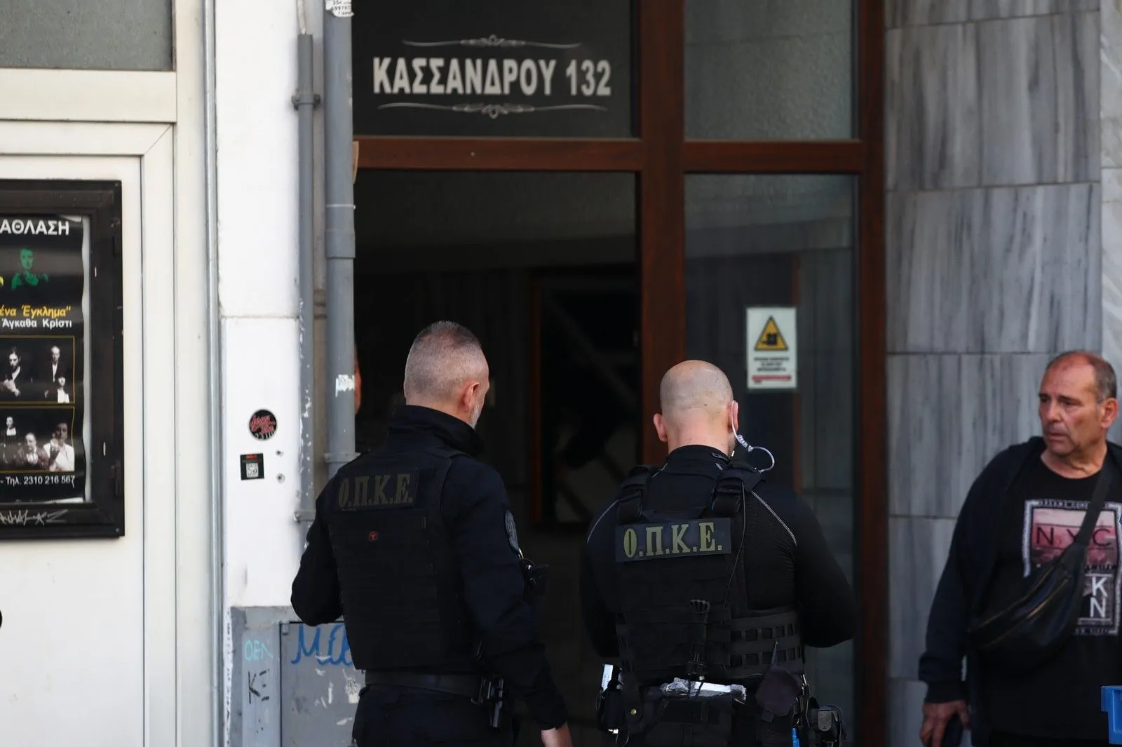 Θεσσαλονίκη: ΟΠΚΕ και διαπραγματευτής για τον 20χρονο που πετούσε ...