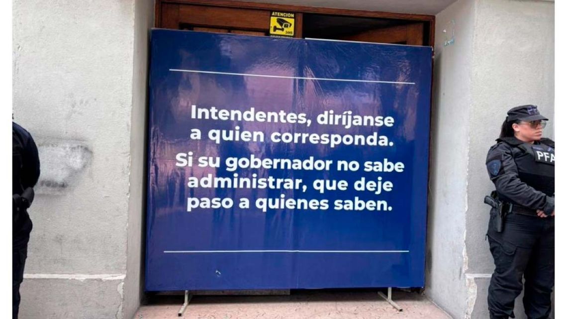 Los intendentes fueron a reclamar y Pettovello, con un cartel en la ...