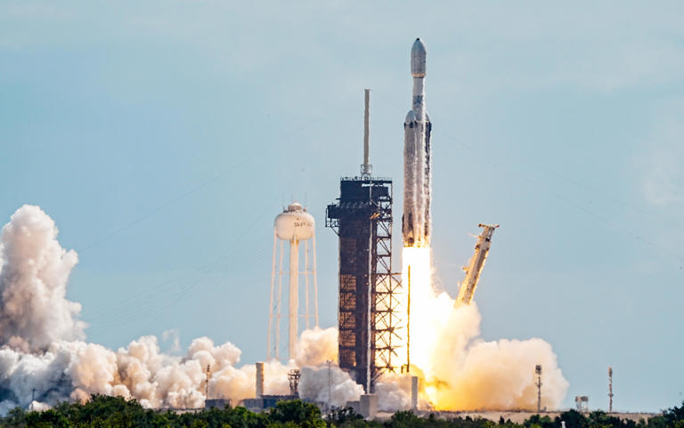 SpaceX Falcon Heavy launches, sonic booms heard in Florida