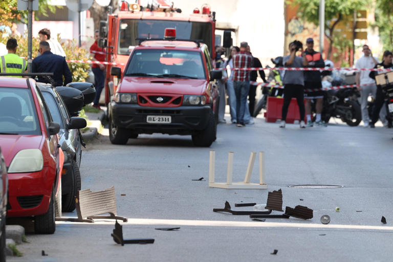 Θεσσαλονίκη: Απομακρύνθηκε ο 20χρονος που ζητούσε βοήθεια και πετούσε ...