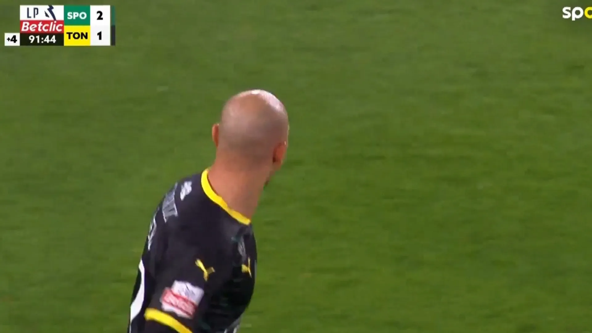 O autogolo de Blopa que deu início ao pesadelo do Sporting com o Tondela