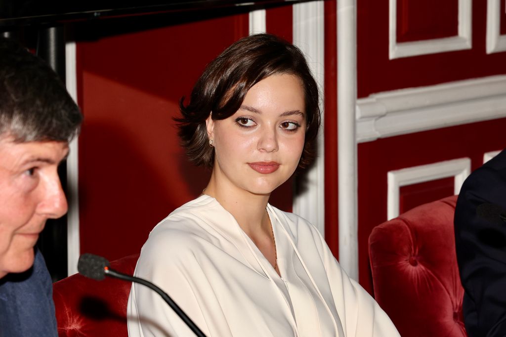 Alejandra Cortina presenta su libro arropada por sus padres, Elena Cué ...