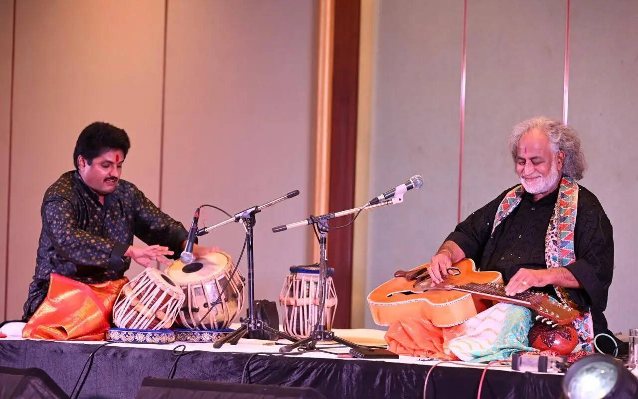 Audience says 'aaj jaane ki zid na karo' as Mohan’s veena casts a spell