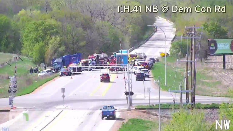 Garbage truck causes 5-vehicle crash in Shakopee, 1 critically hurt