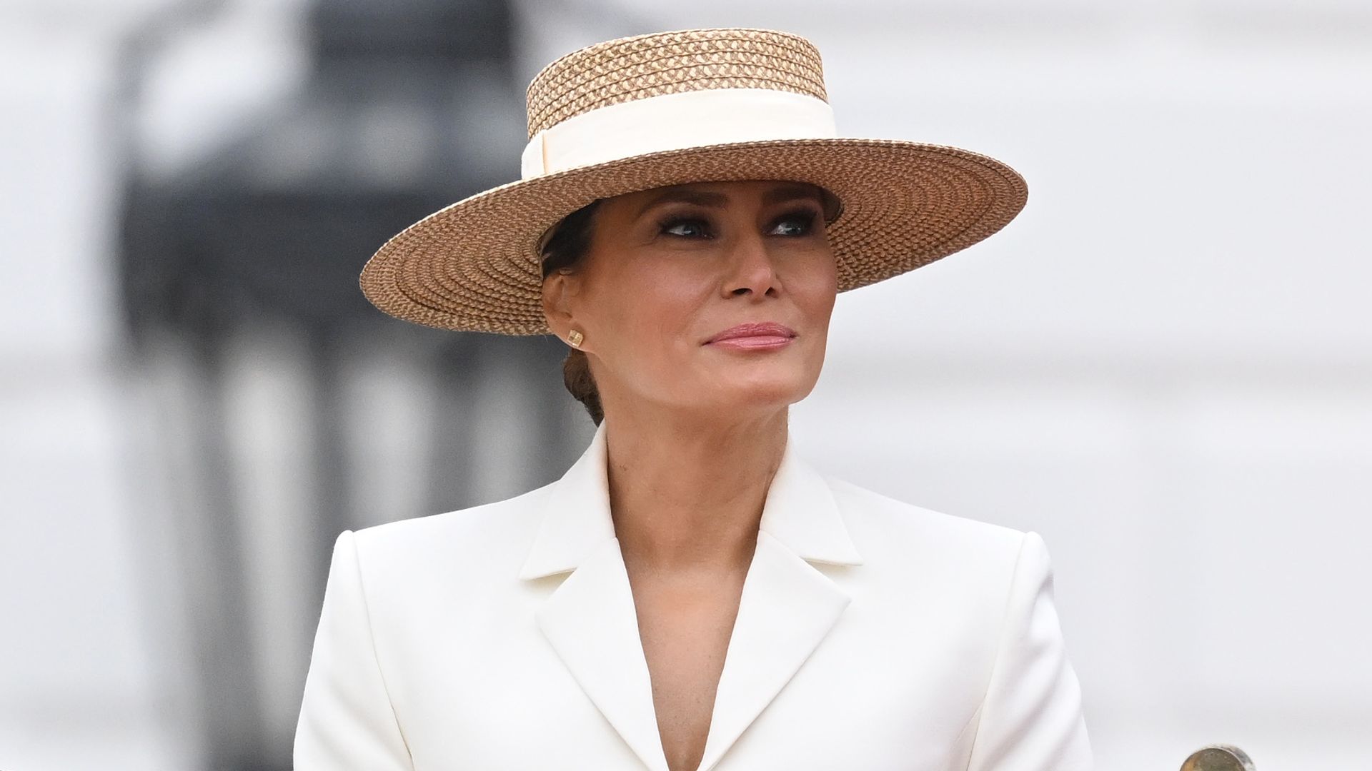 Melania Trump revive el estilo de Jackie O con un elegante traje ...