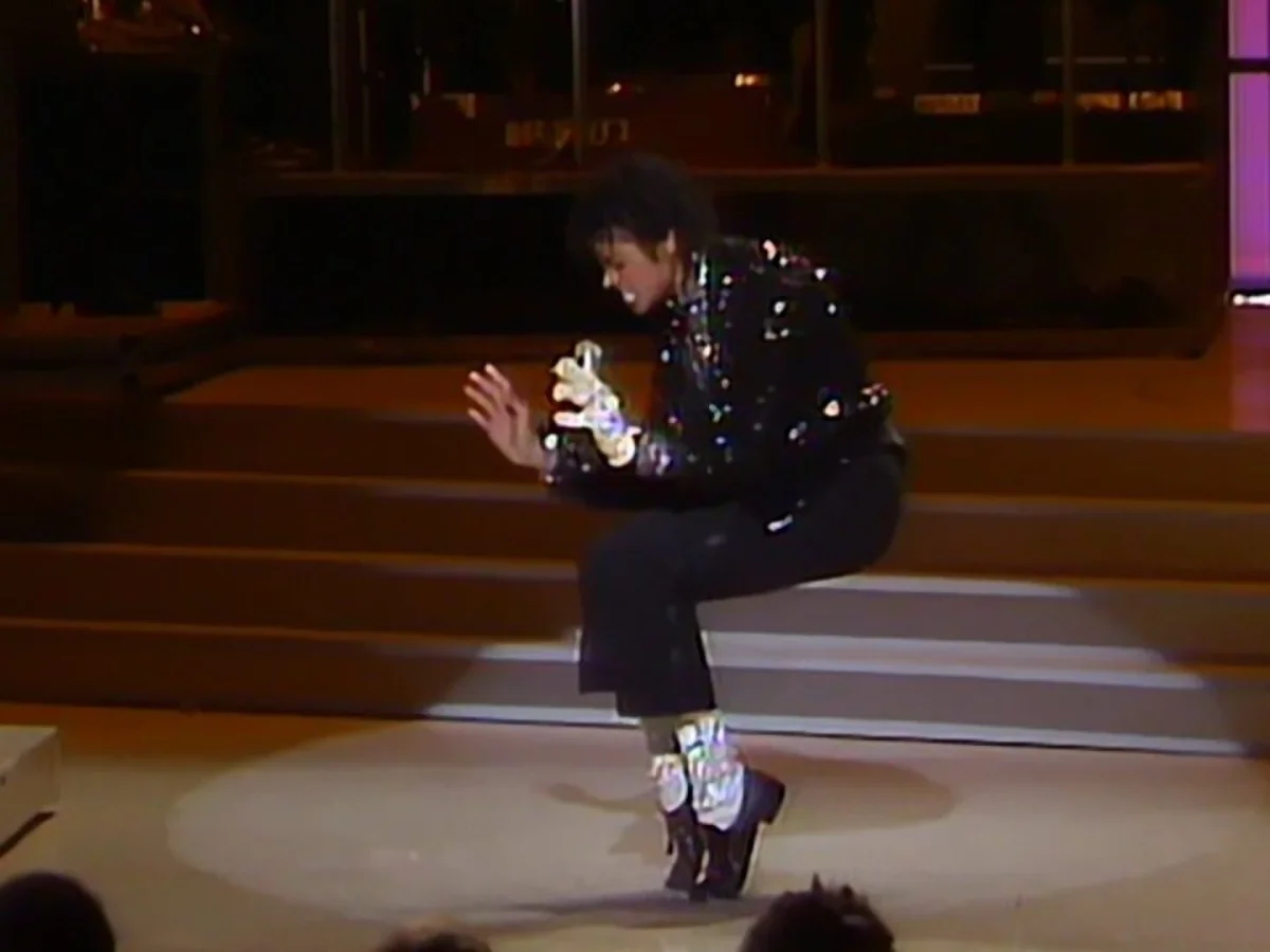 O dia em que Michael Jackson realizou o icônico passo moonwalk pela ...