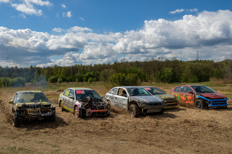 Charytatywne wyścigi wraków, emocje i pomoc już w majówkę w Morczynach ...