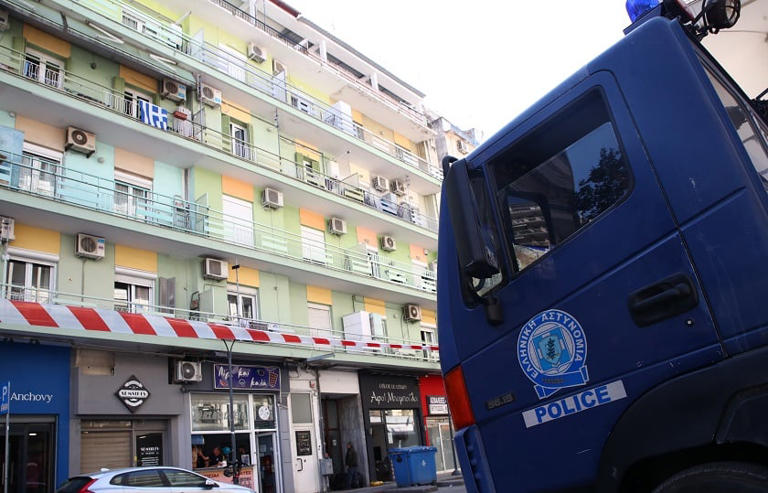 Θεσσαλονίκη: Ολοκληρώθηκε η επιχείρηση για τον 20χρονο που πετούσε ...