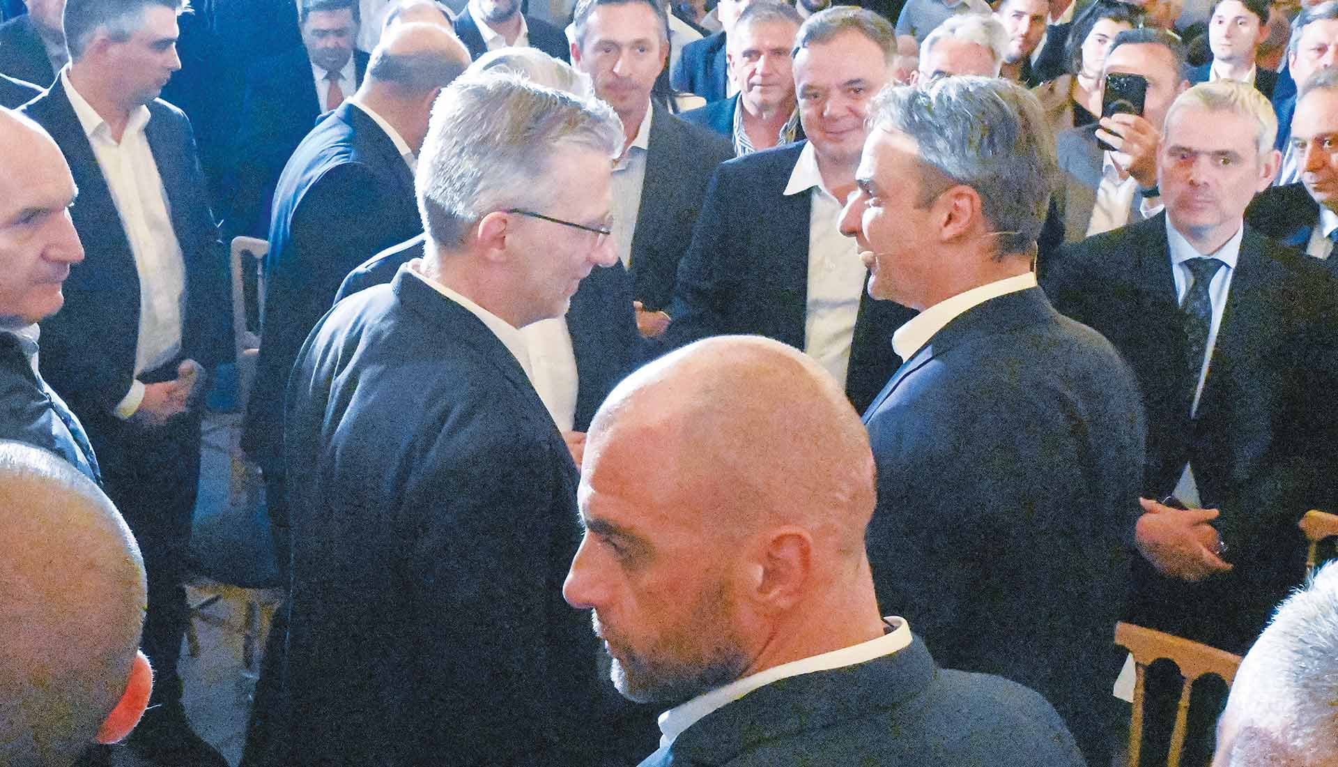 Οι εκσυγχρονιστές του Μαξίμου διαλύουν τους μικρομεσαίους