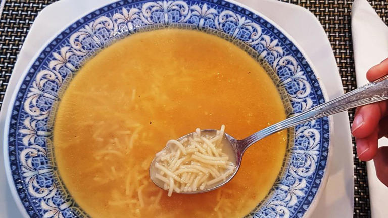 Receta de sopa de fideo deliciosa con el sabor de mamá en 20 minutos