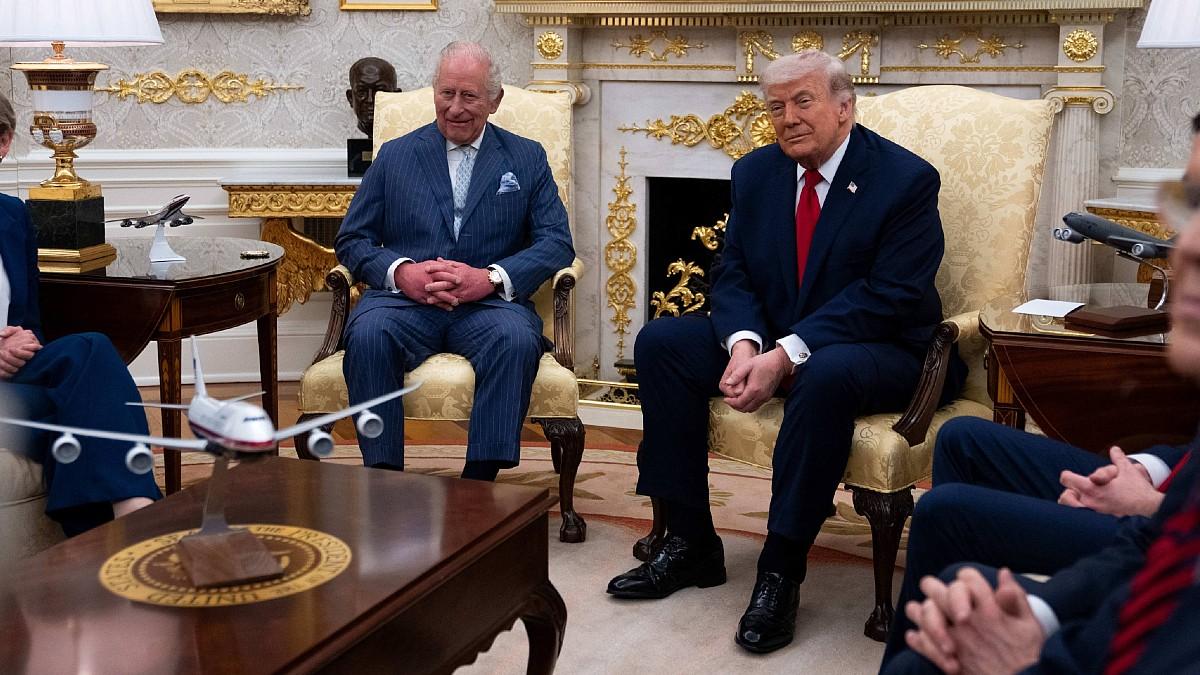 Donald Trump's cankles on full display during meeting with King Charles