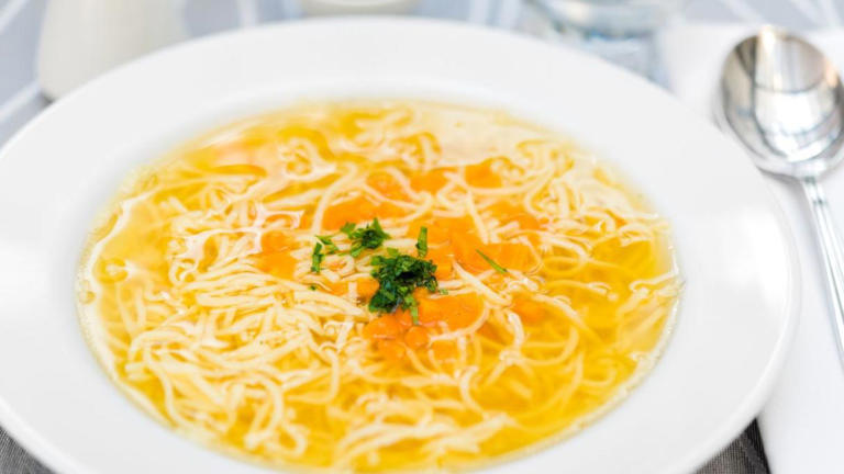 Receta de sopa de fideo deliciosa con el sabor de mamá en 20 minutos