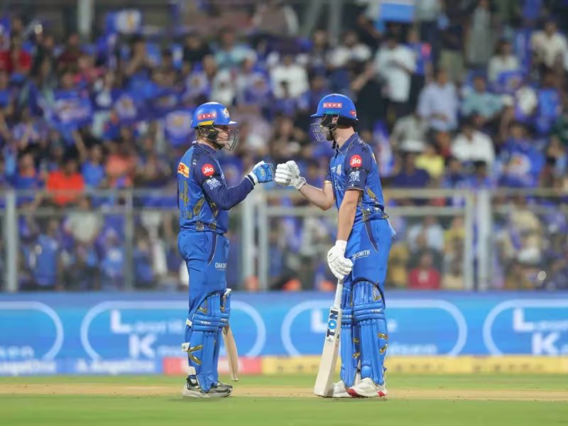 मुंबई इंडियंस पर टूटा दुखों का पहाड़, काली पट्टी बांधकर उतरे खिलाड़ी ...